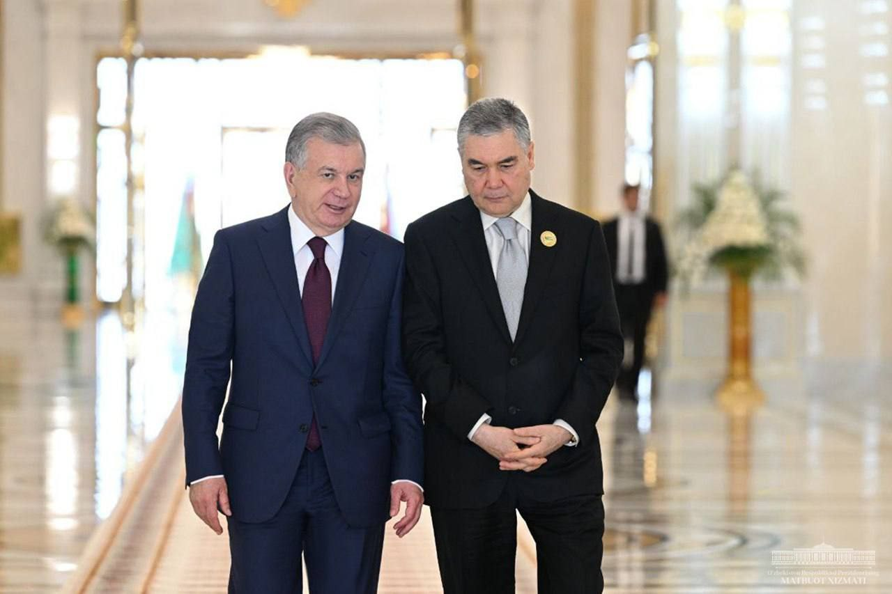 Prezident Shavkat Mirziyoyev Ashxobodda Gurbanguli Berdimuhamedov bilan uchrashuv oʻtkazdi ...