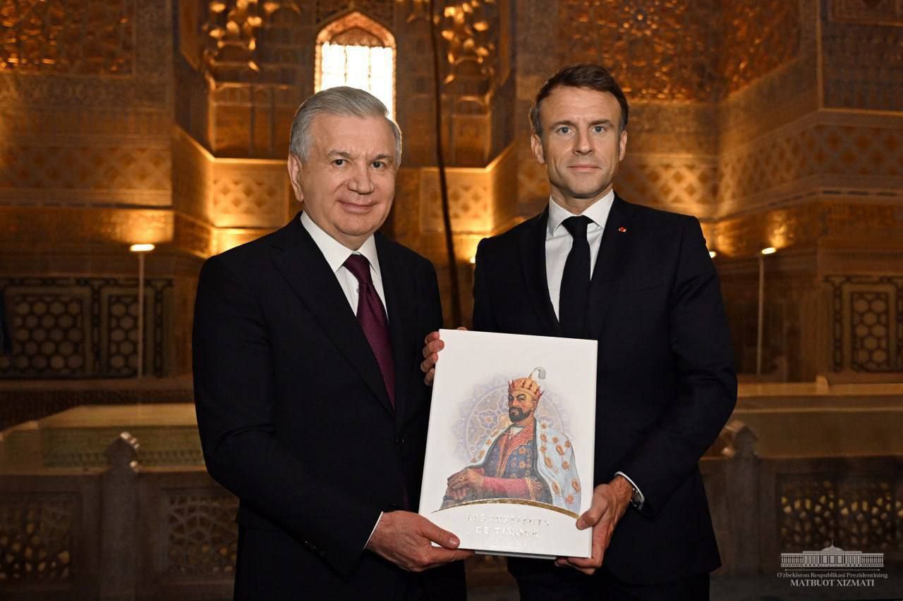 Emmanuel Makron Shavkat Mirziyoyev hamrohligida Samarqand shahrining ...