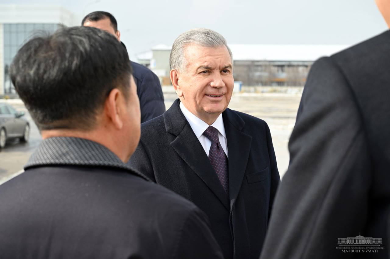 Shavkat Mirziyoyev "Jizzax" erkin iqtisodiy zonasidagi korxonalar faoliyati bilan tanishdi ...
