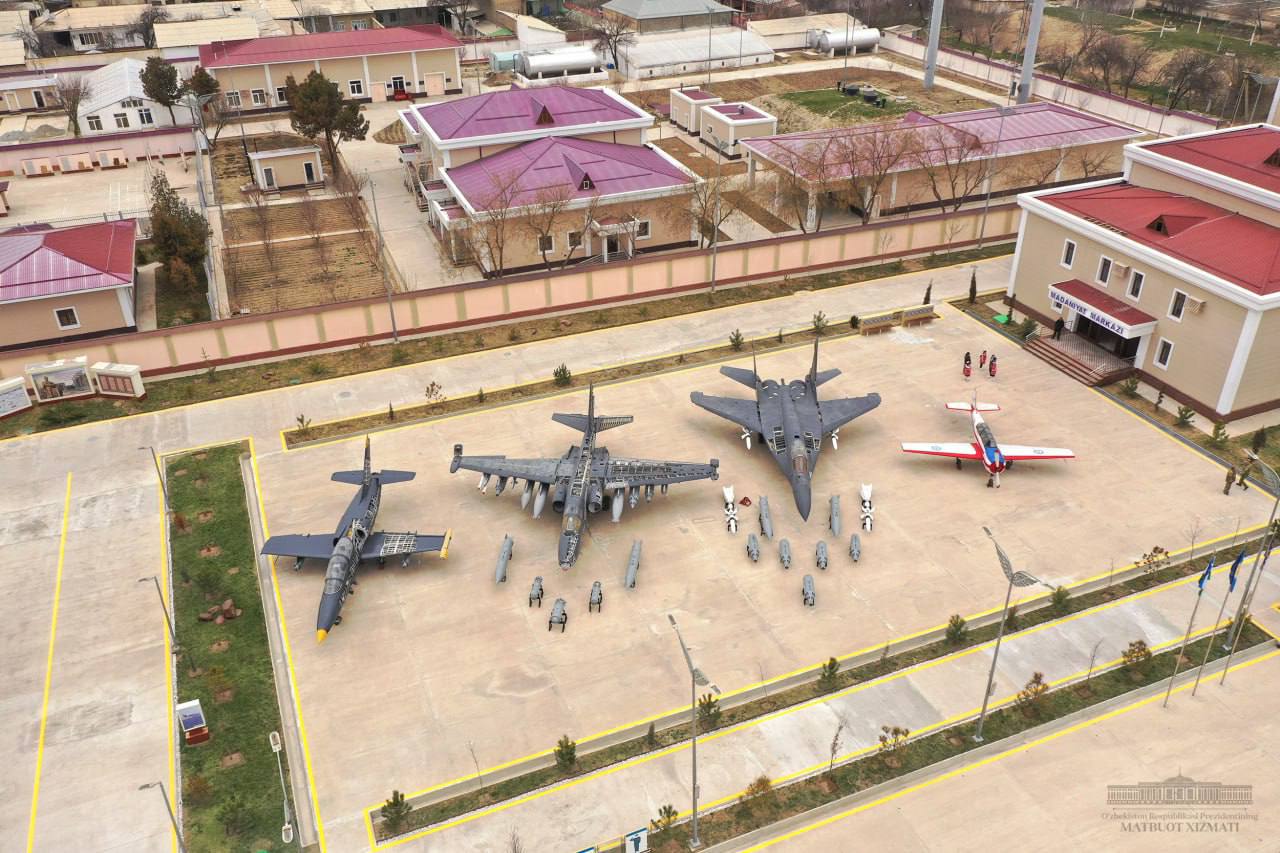 Shavkat Mirziyoyev Qarshidagi Oliy harbiy aviatsiya bilim yurtiga ...