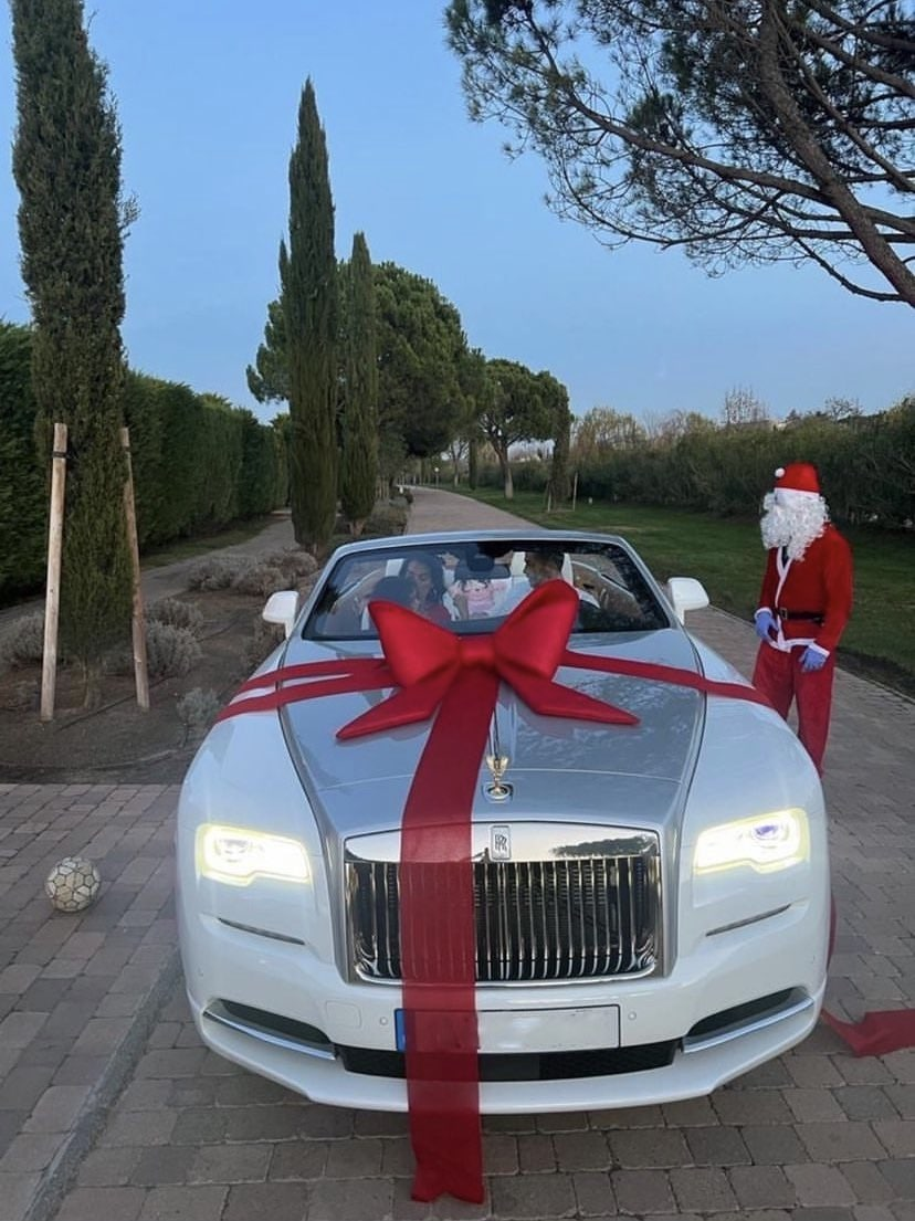 Jorjina Ronalduga qiymati salkam yarim million dollarlik kabriolet sovg ...