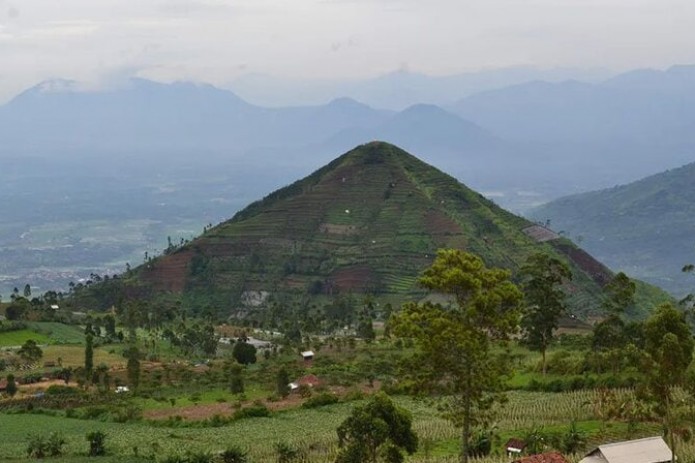 Indoneziyada dunyodagi eng qadimgi piramida topildi | UzReport.news