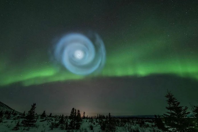 Osmon spirali: shimoliy yorug'lik paytida Alyaskada g'ayrioddiy hodisa ...