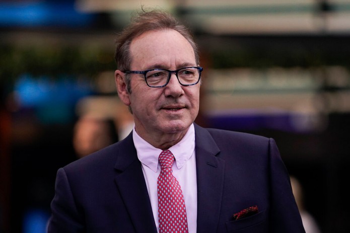 Amerikalik taniqli aktyor Kevin Speysi yurak xuruji gumoni bilan ...