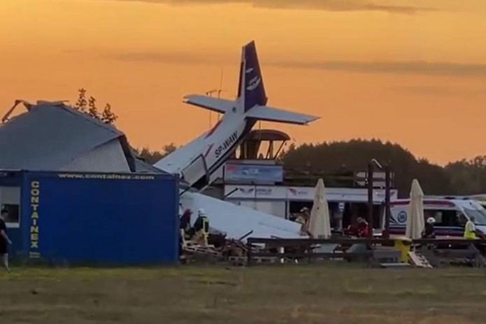 Polshada samolyot odamlar bo‘lgan omborga quladi | UzReport.news