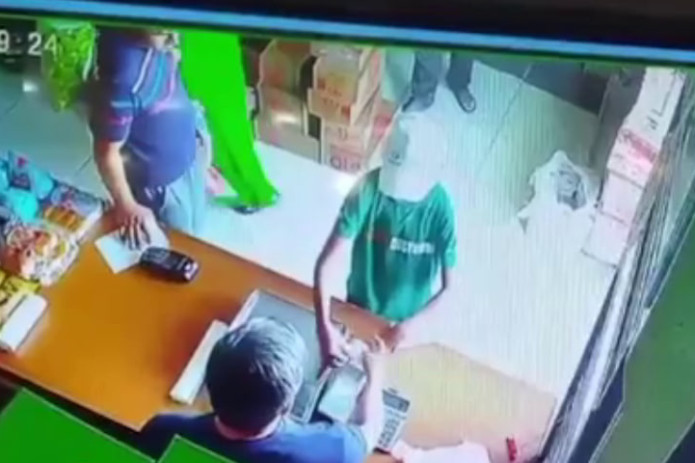 Sirdaryoda 12 yoshli bolaga tarsaki tushirgan do‘kon sotuvchisiga ma ...