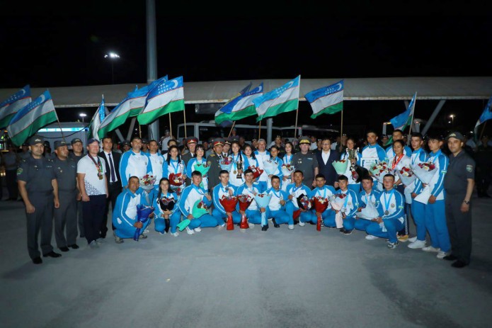 O'zbekistonlik 10-11-sinf o'quvchilaridan iborat terma jamoa vakillari ...