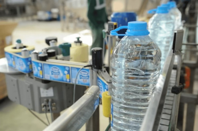 Nestle ifloslangan suvni mineral suv sifatida sotganlikda ayblanmoqda ...