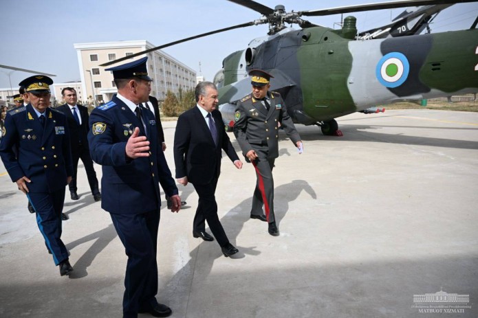 Shavkat Mirziyoyev Qarshidagi Oliy harbiy aviatsiya bilim yurtiga tashrif buyurdi | UzReport.news