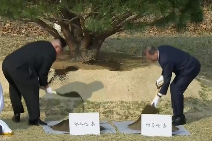 Kim, Moon plant tree to commemorate first meeting | UzReport.news