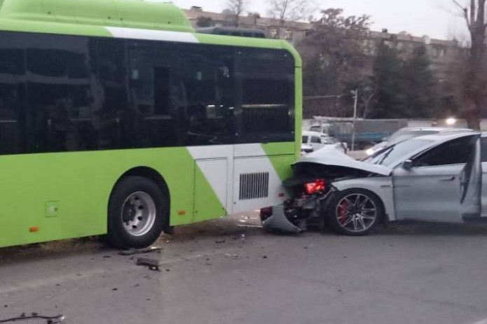 Toshkent shahrida BYD va yo'lovchi avtobus o‘zaro to‘qnashdi | UzReport.news