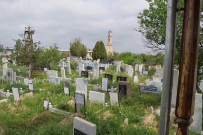 Toshkentda qabr toshini sindirgan shaxs javobgarlikka tortildi ...